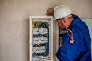 8 Best Practical Electrician Advertising Ideas - Build Media Group